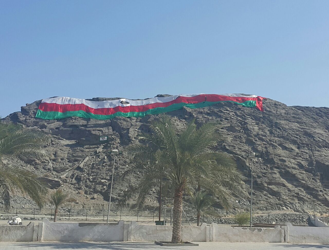 أهالي العامرات يرفعون صورة صاحب الجلالة بمنتزة العامرات - الموقع الرسمي ...