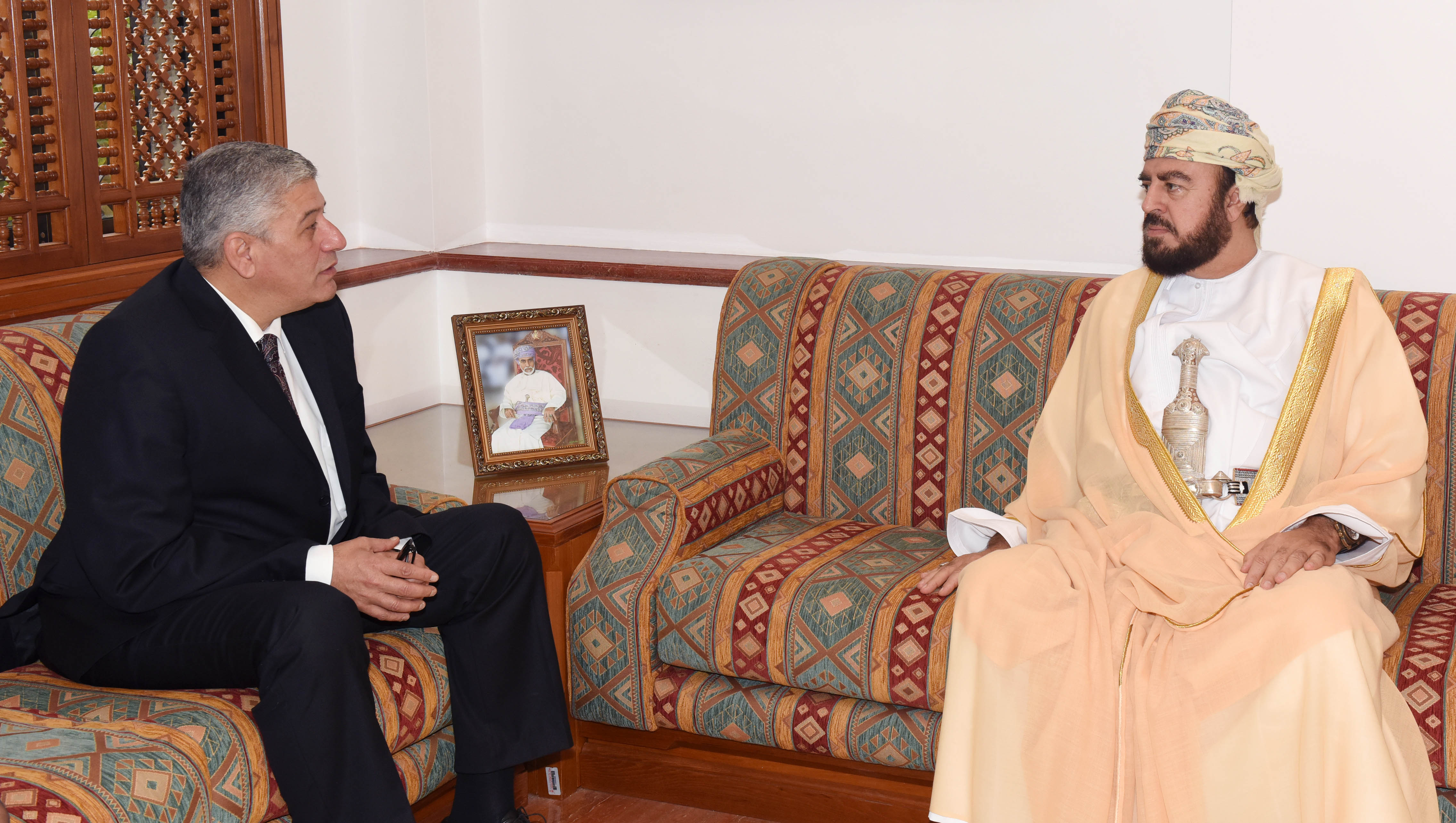 نيابة عن جلالة السلطان... سمو السيد أسعد بن طارق يودع السفير المصري ...