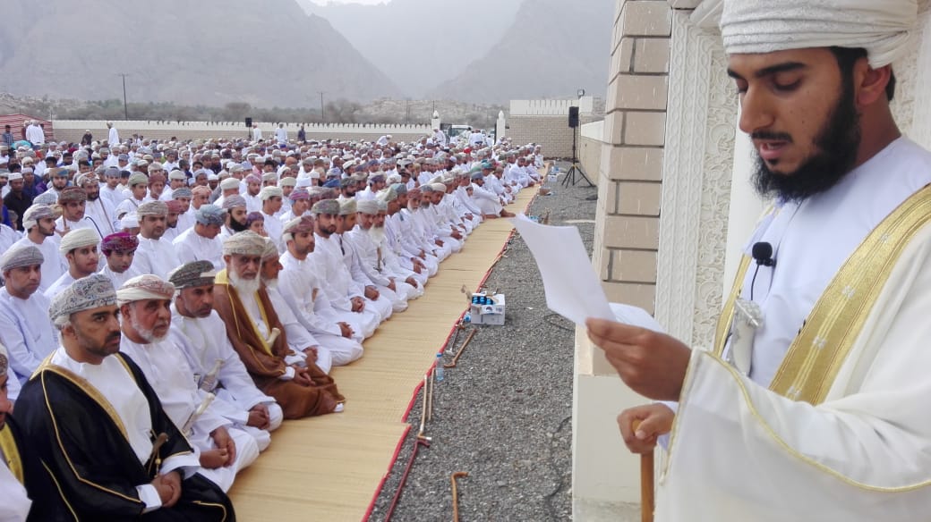 محافظة جنوب الباطنة يؤدي صلاة العيد بنخل - الموقع الرسمي لجريدة عمان
