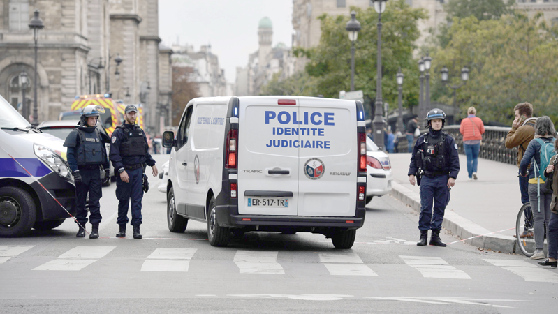 مقتل «4» من الشرطة في حادثة طعن بمقر أمني وسط باريس - الموقع الرسمي ...